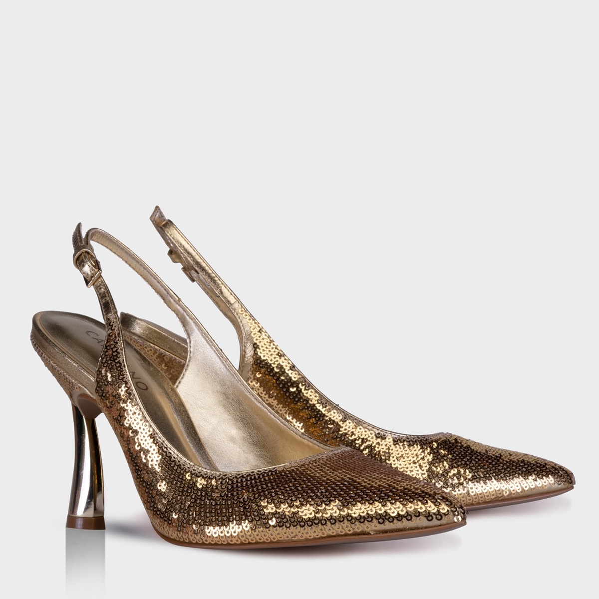 Scarpin com Salto Metal em Paetê Dourado