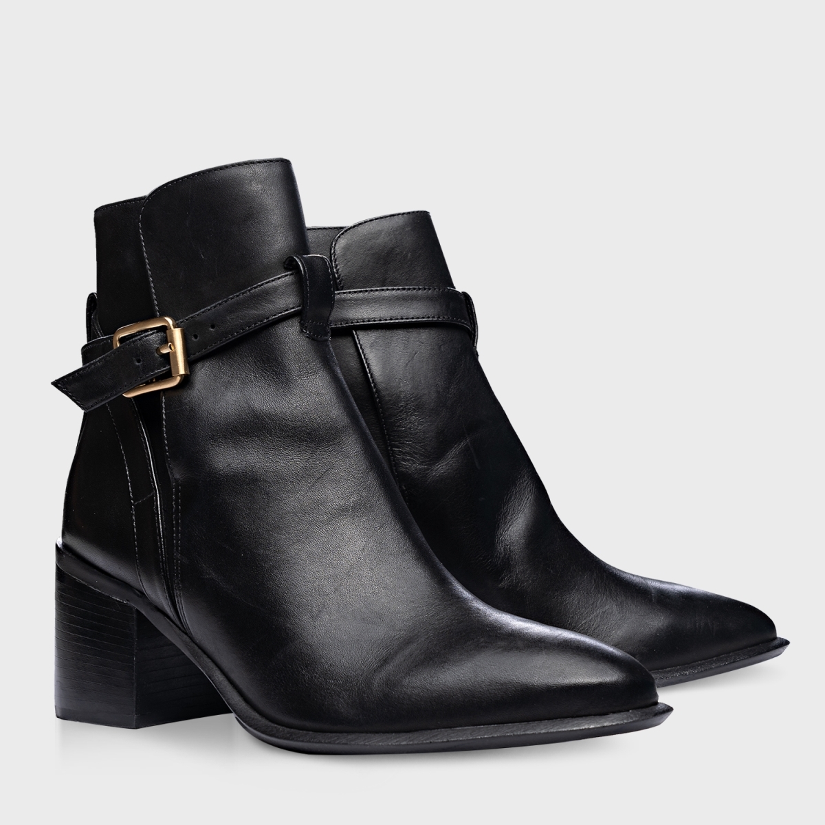 Bota Basic Fivela Cano Curto Salto Médio Bloco em Couro Preto