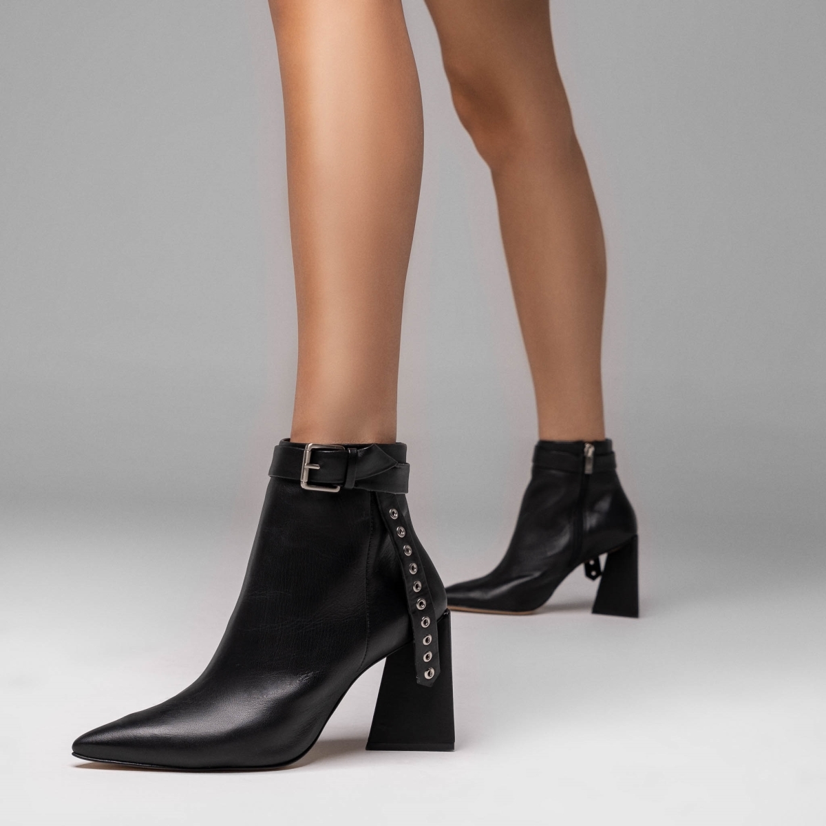 Bota Fivela Details Salto Triangle Couro Preto