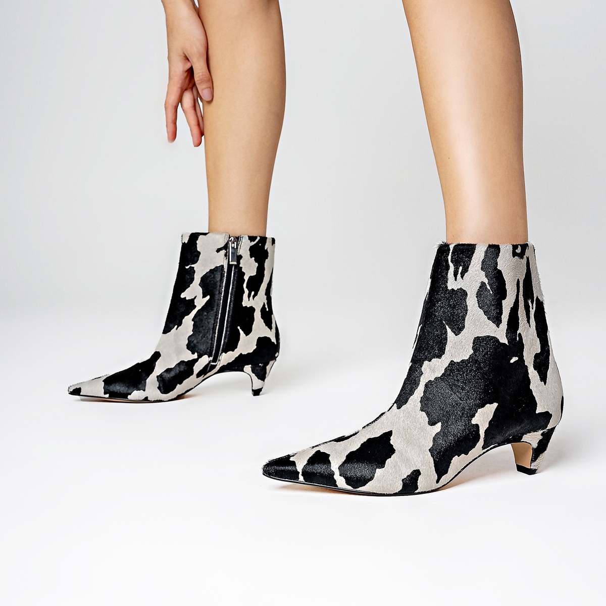 Bota Kitten Heel Pelo Animal Print Branco e Preto